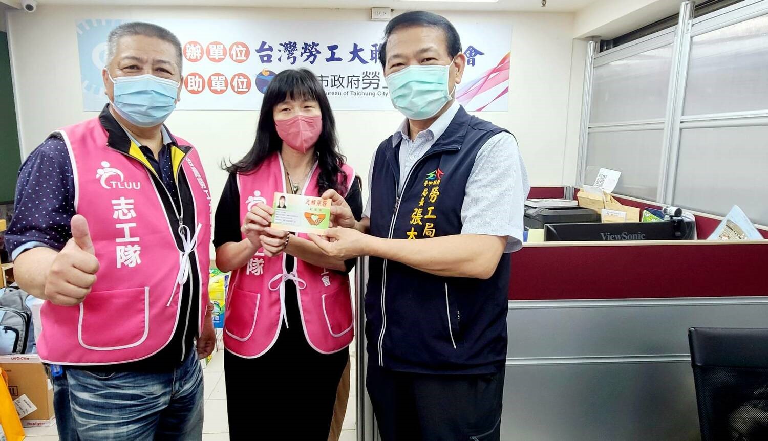 嚴重特殊傳染性肺炎防治專區-相關市政新聞-國際移工生活照顧服務中心志工導覽分享 中市勞工局長感謝付出